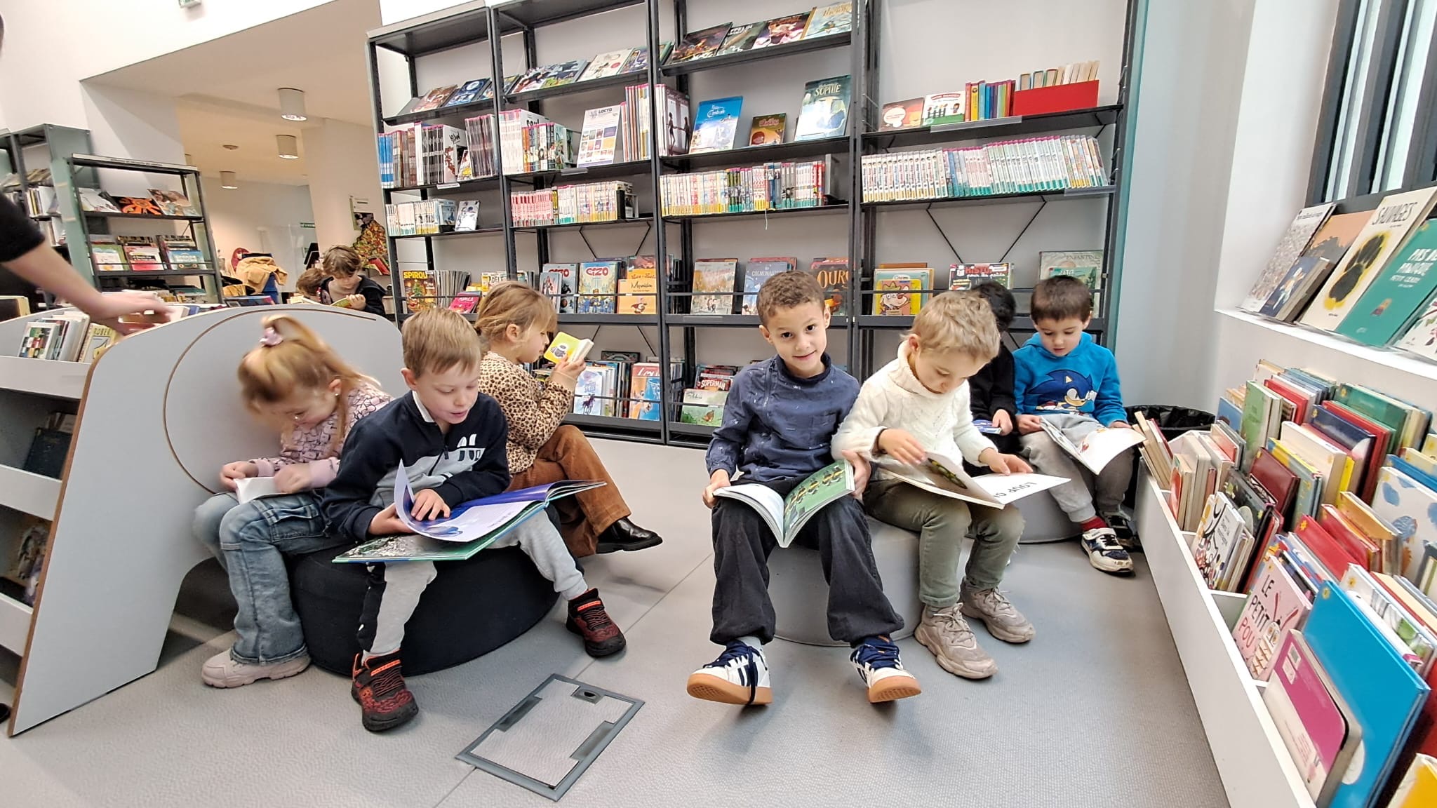 Première visite à la bibliothèque de la Gère pour les CP B ...